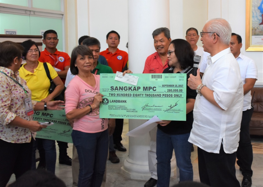 Tulong Pangkabuhayan Iginawad Sa Mga Piling Kooperatiba ng 6th District ... Tulong Pangkabuhayan Iginawad Sa Mga Piling Kooperatiba ng 6th District ...