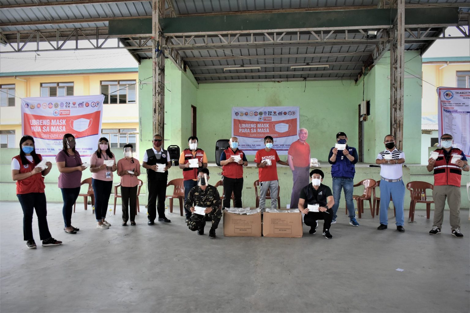 DSWD, DTI, Namahagi ng Face Masks sa Taal Evacuues sa Talaibon Interim ... DSWD, DTI, Namahagi ng Face Masks sa Taal Evacuues sa Talaibon Interim ...