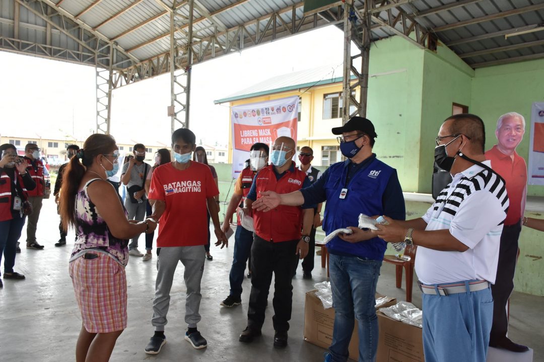 DSWD, DTI, Namahagi ng Face Masks sa Taal Evacuues sa Talaibon Interim ... DSWD, DTI, Namahagi ng Face Masks sa Taal Evacuues sa Talaibon Interim ...